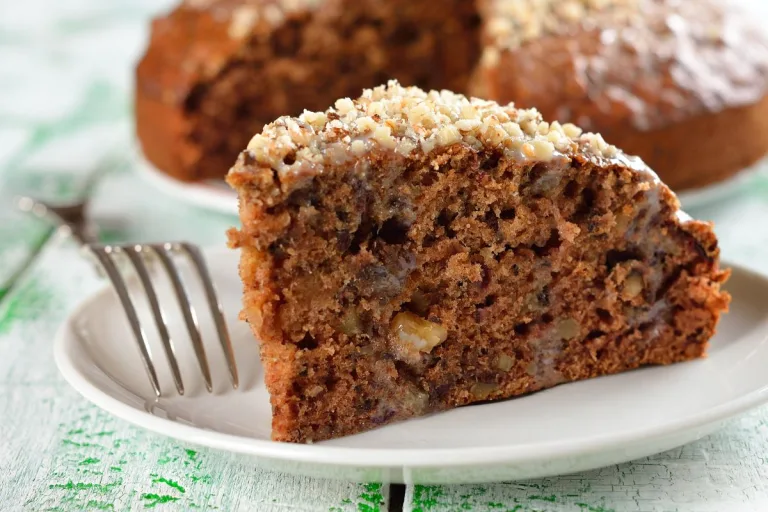 Bolo de nozes aromatizado com canela e cobertura crocante