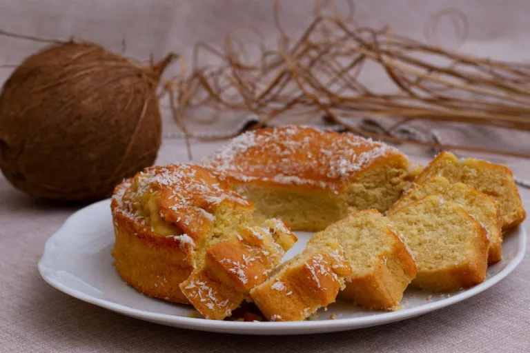 Bolo saudável de coco: sem açúcar, sem lactose e sem fermento