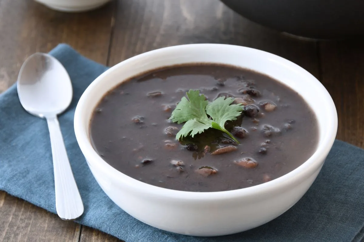 Caldinho de feijão preto delicioso e fácil de fazer