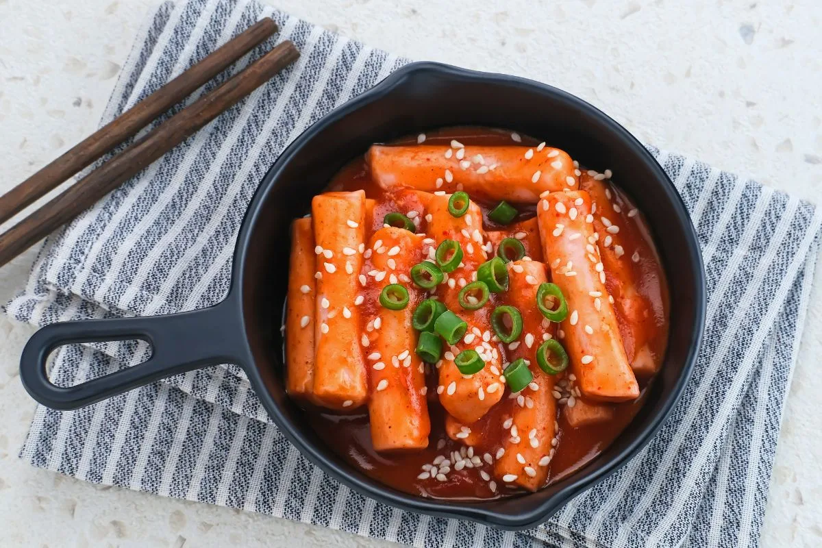 Aprenda a como fazer topokki: o bolinho de arroz picante da Coreia