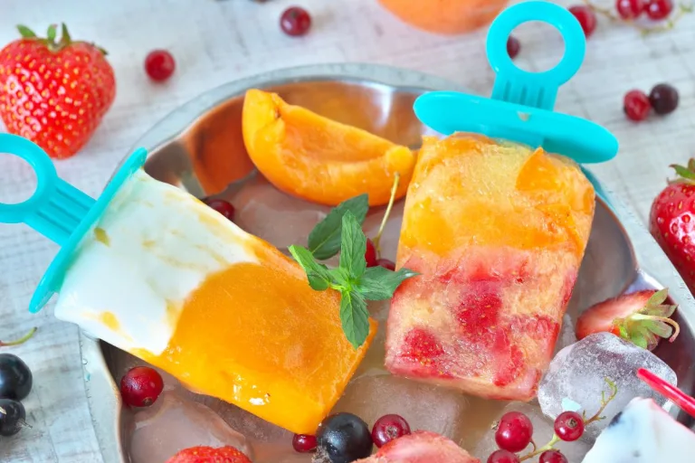 Faça picolé de gelatina com frutas! Receita saudável para o verão