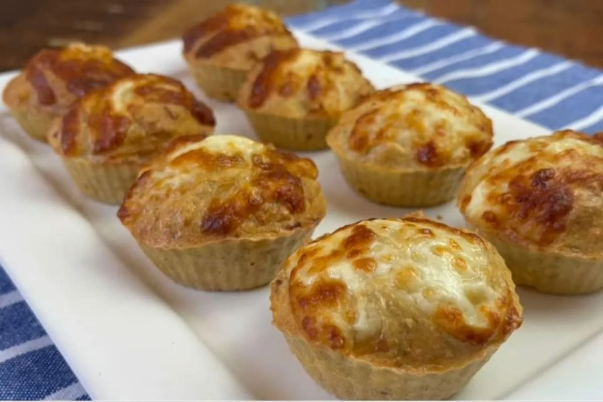 Empadinha fit fácil de fazer, com frango desfiado e farinha de aveia